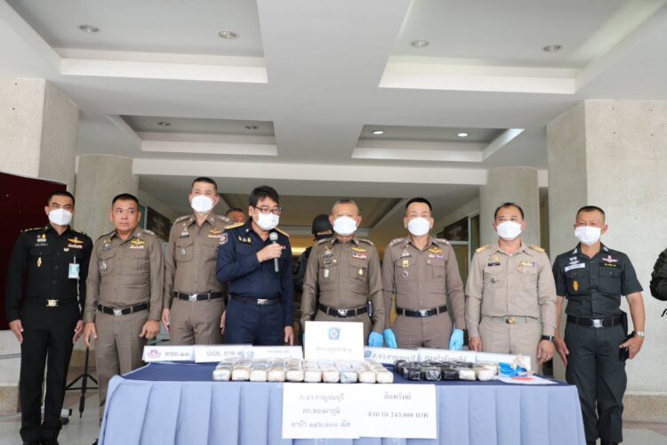 ร่วมแถลงผลการจับกุมผู้ต้องหาเครือข่ายยาเสพติด การเมืองชุมชน